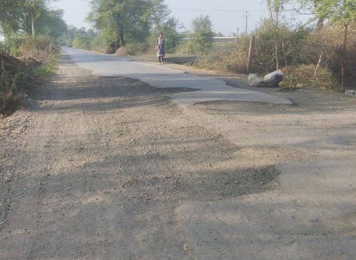 Gaps on the 7 km road of Mahudha Rudan built two years ago | બિસ્માર ...