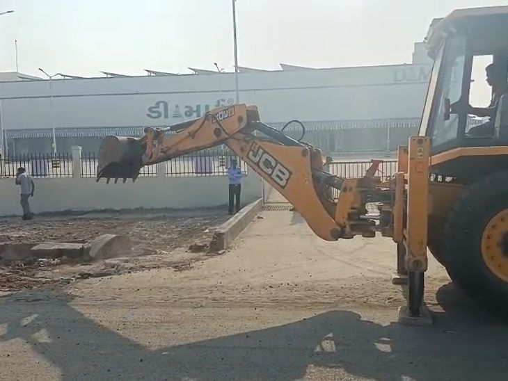 Demart under construction near Dharampur Chowk in Valsad removed ...