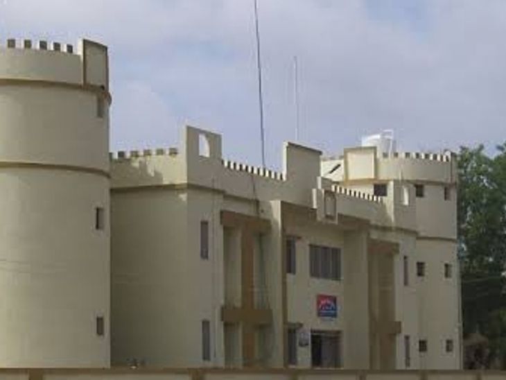 A middle-aged man was beaten up by three men for walking on the road at ...