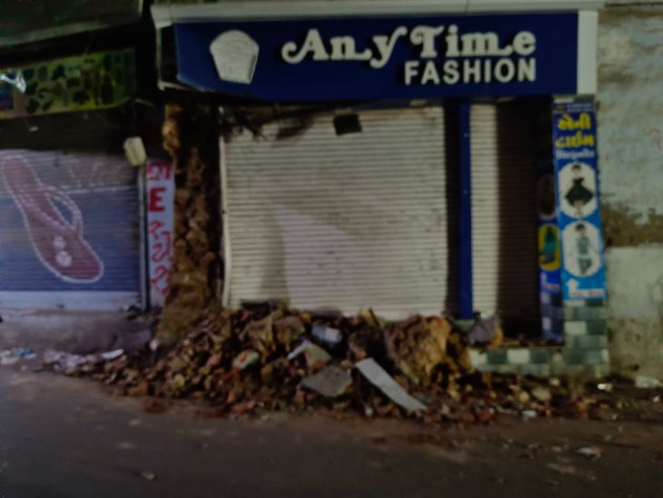 An uncontrollable icer burst into the shop | બેકાબૂ આઇસર દુકાનમાં ઘૂસી ...