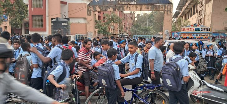 Frequent traffic jams from school van-city bus in front of Selvas Zanda ...