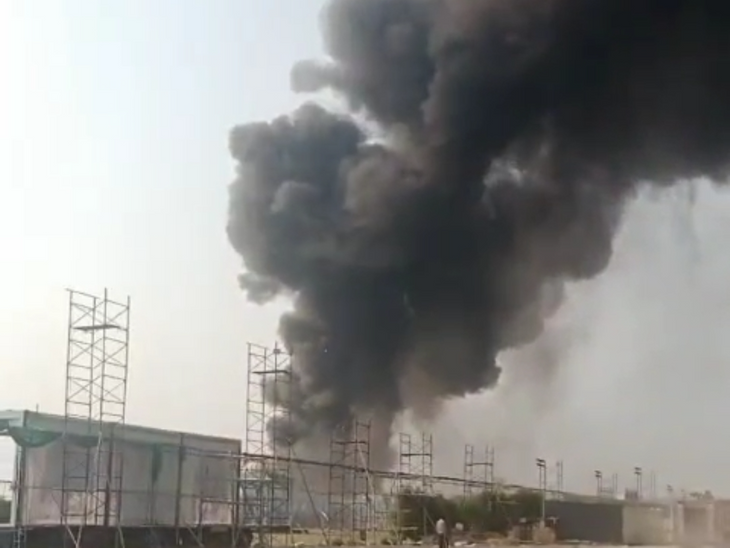 Fierce fire in cloth godown in Surat's Dumas, more than eight fire ...