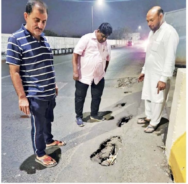 6 to 7 small potholes fell on the bridge | બ્રિજ પર નાના-મોટા 6થી 7 ...