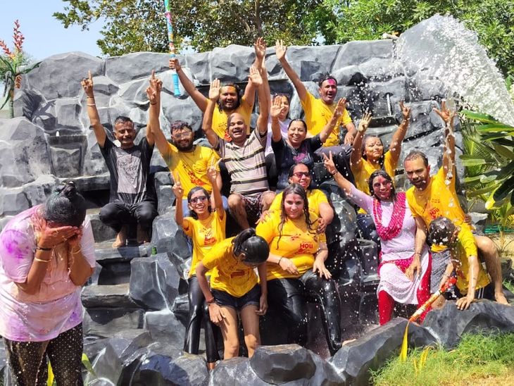 The Shastri family celebrated Dhuleti at Krishnashram | રંગોનો પર્વ ...