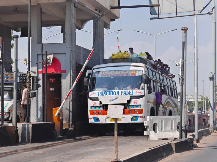 Luxury buses on Dahod-Vadodara road carrying more than capacity ...