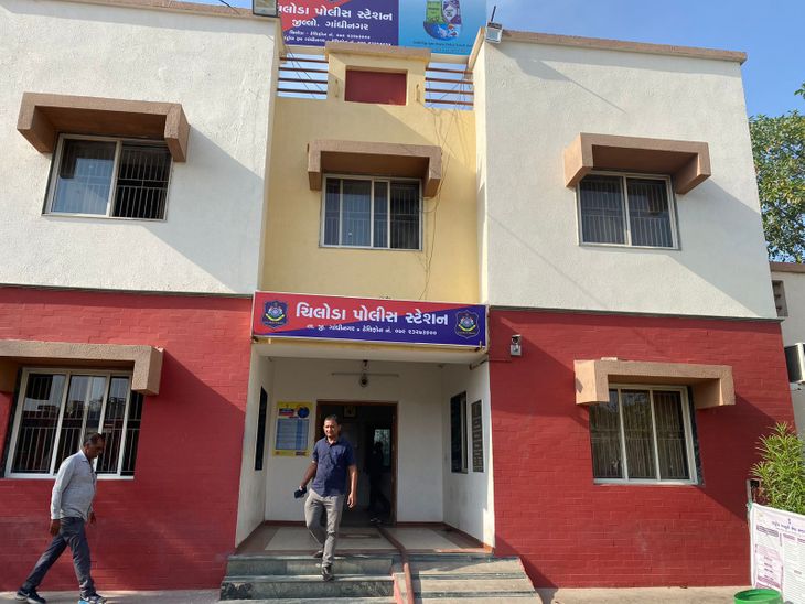 Two men from Bharuch arrested with liquor bottles worth 26,000 from a ...