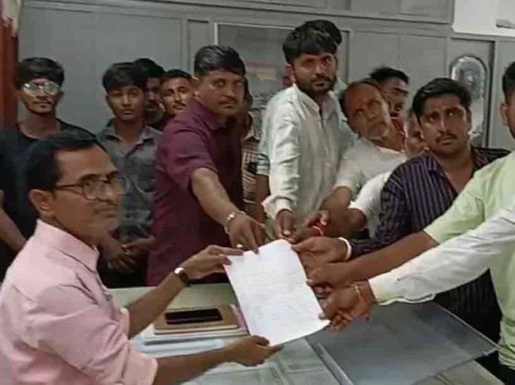 People of Chauthnesada village of Vavna submitted an application ...