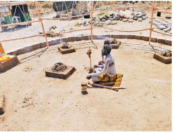 A monk begins 41 days of Saptdhuni penance in the river Saraswati in ...