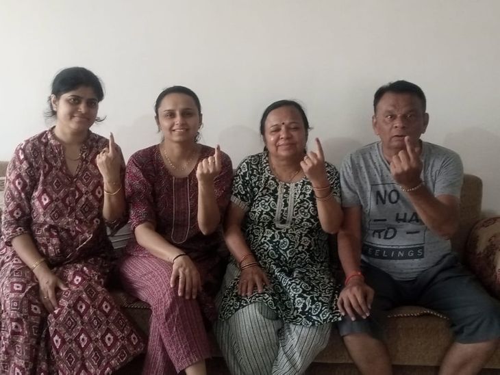 In Vejalpur, Hitendra Mehta and Jyoti Mehta voted together | લોકસભા ...
