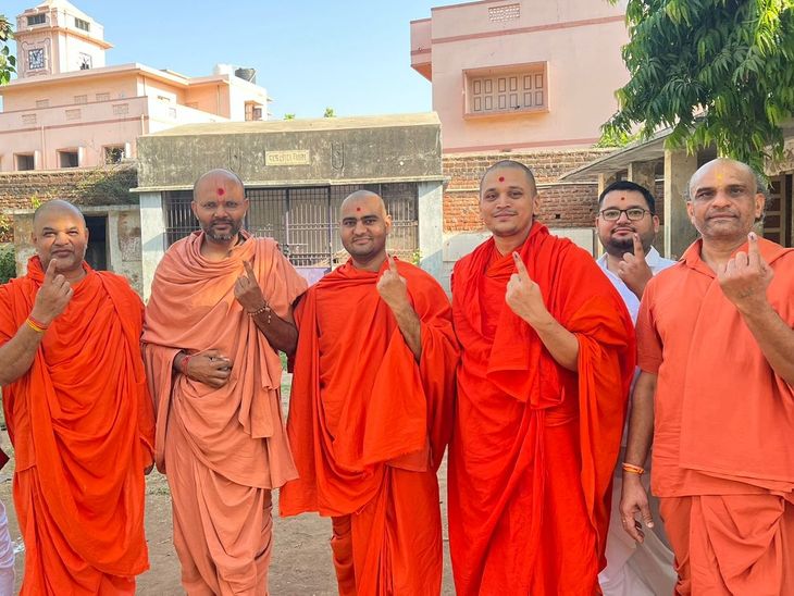 Saints including Dr.Sant Swami, Shyamvallabh Swami, Kothari of Vadtal ...