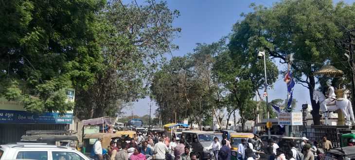A sweat-drenching traffic jam was created on Morbi's Mayur Bridge and ...