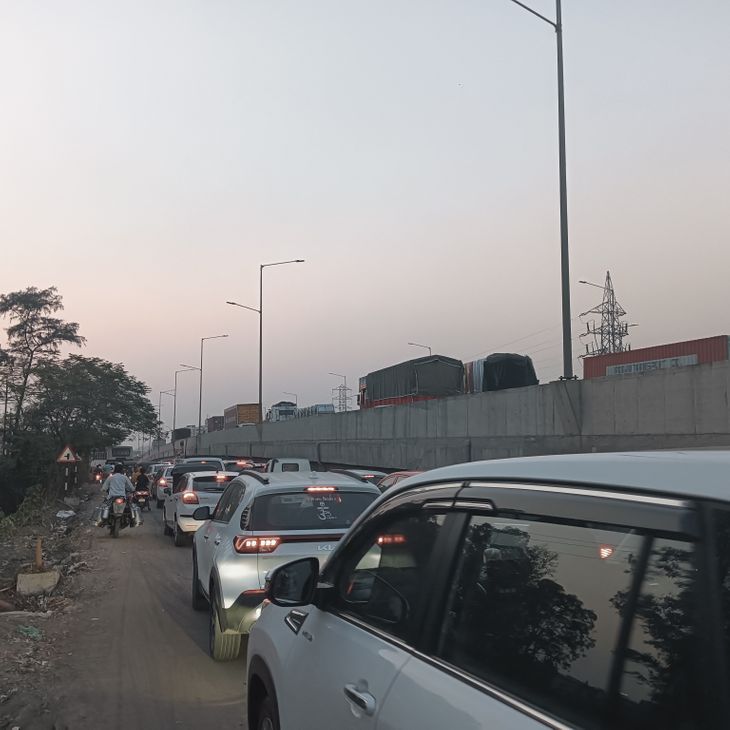 Long queue Traffic jams on the Vapi highway left drivers frustrated ...