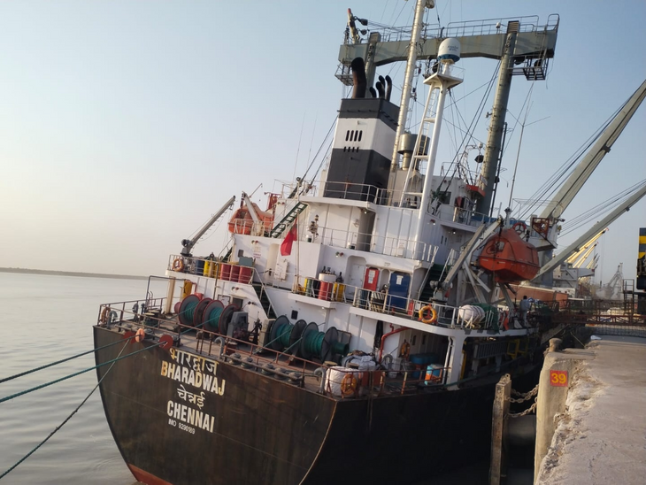 A cargo ship full of soy loses its balance and tilts | સોયા ભરેલું ...