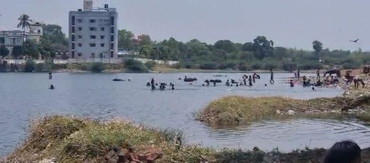 Devgarh Baria's Mansarovar became a water park to get relief from the ...