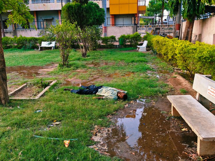 An unknown man collapsed in the heat of the afternoon in the garden of ...