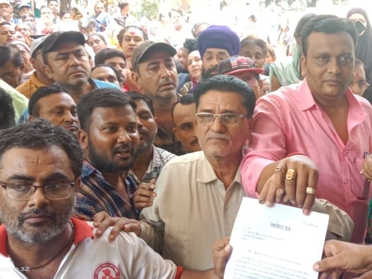 Godhra city customers protested by chanting slogans; The MGVCL office ...