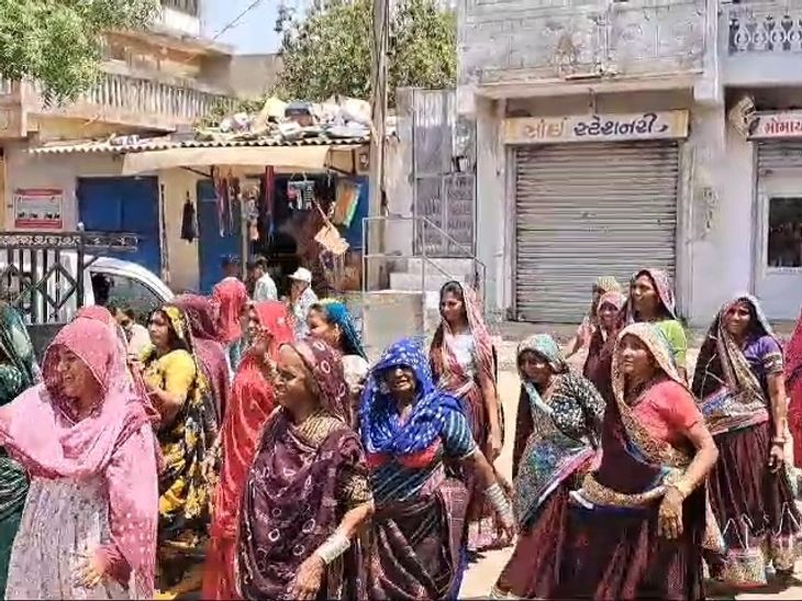 Due to one month water shortage in Gagodar of Rapar, women held a rally ...