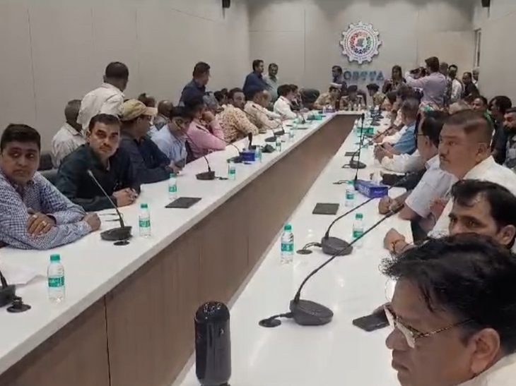 A meeting between FOSTA and the police department | ફોસ્ટા અને પોલીસ ...