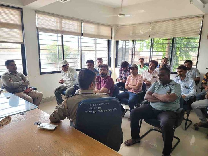 Meeting of school vehicle association at Amreli RTO office ...