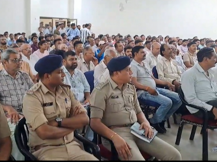 Police meeting with traffic, RTO and school bus drivers and rickshaw ...