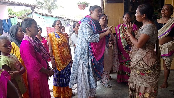 In Navsari's Kabilpore Sadak Paliya, there is a commotion of people at ...