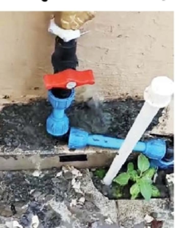 Water line broke while installing meter in Sector-30 | પાણીનો વેડફાટ ...