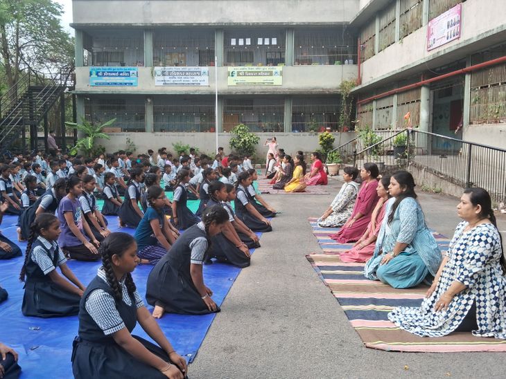 Students, teachers and parents of Sri Ravi Shankar Maharaj Primary ...