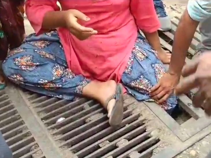 A woman pedestrian got her leg trapped in a gap in the iron bar fitted in the sewer line cover ...
