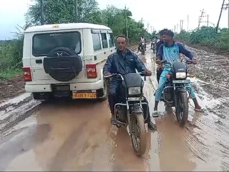 People trudge through the muddy road | કાદવ કિચડ વાળા રસ્તાથી લોકો ...