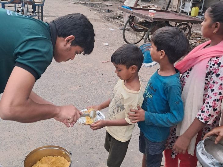 Ram Roti 'Bhojan' was distributed by the youth volunteers of HELPS ...