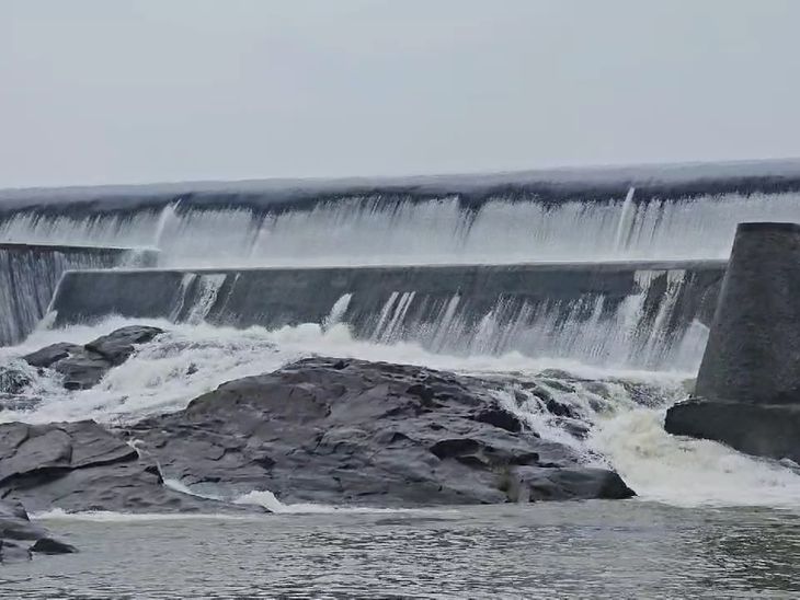 Farmers happy as Kakrapar dam overflows in Mandvi taluk, people arrive ...