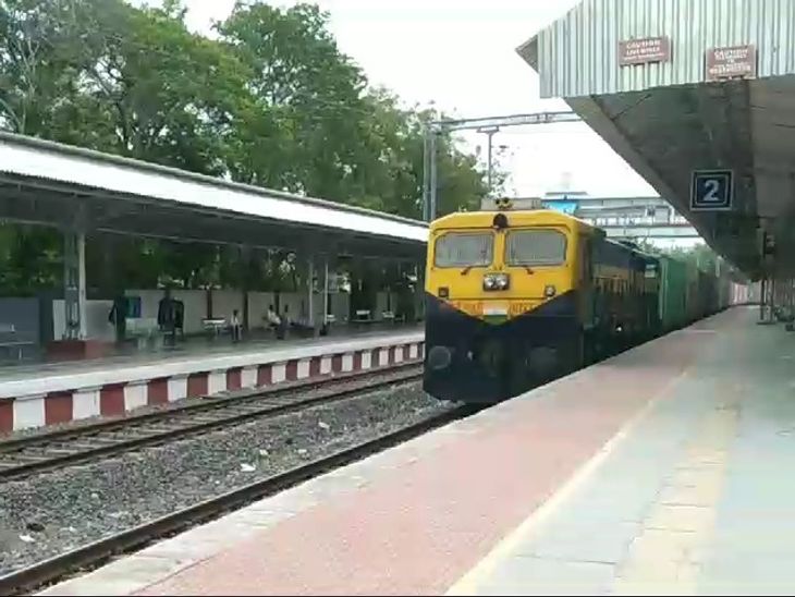 Surprise checking of Botad railway station | બોટાદ રેલવે સ્ટેશનું ...