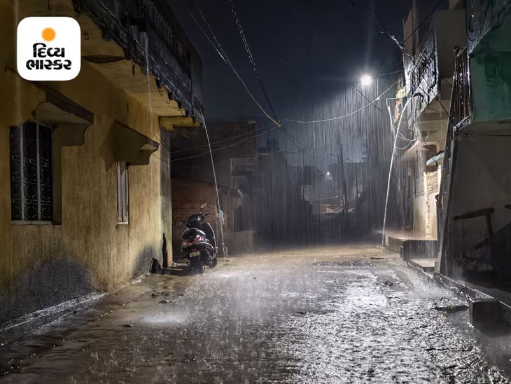 In Mahisagar's Lunavada, heavy thundershowers set in a chilly atmosphere; Farmers are happy ...