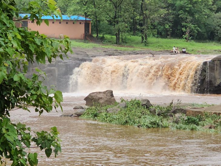 Spectacular view of Surat district's only waterfall in the midst of ...