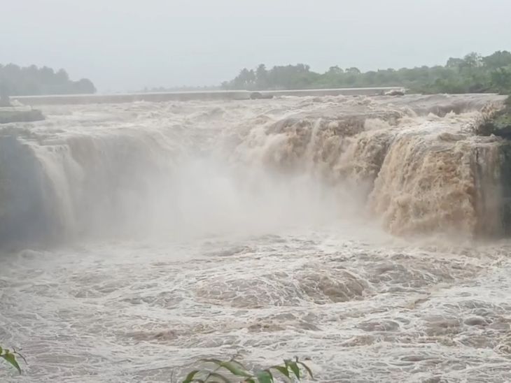 Gagdia waterfall of Khodiyar temple at Savani village in Veraval ...