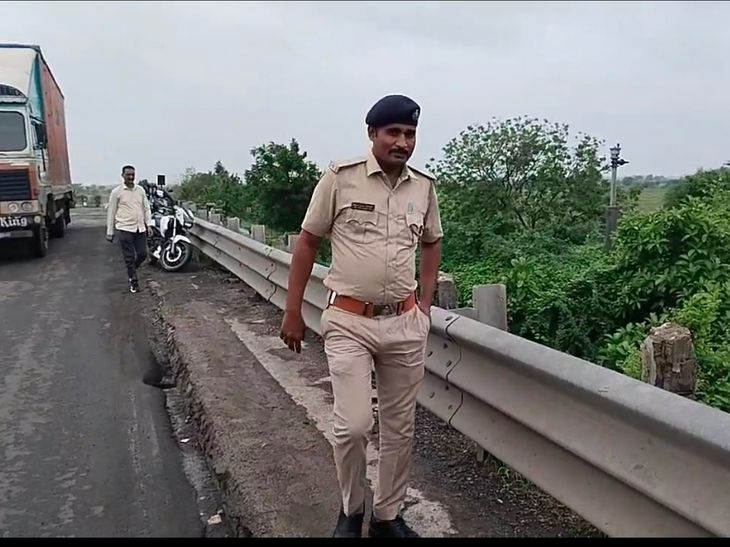 The youth jumped into Dhadhar river of Bharuch | ભરૂચની ઢાઢર નદીમાં ...