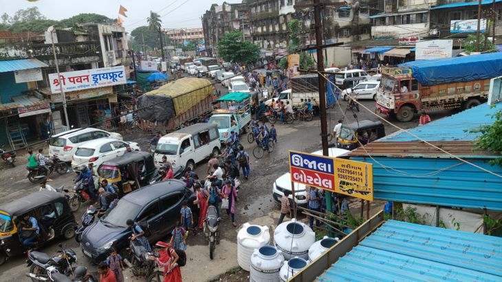 Traffic problem arose in Sarigam after Bhilad railway gate was closed ...