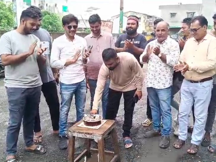 In Ankleshwar, an independent town sevak cut a cake in a pothole on the ...