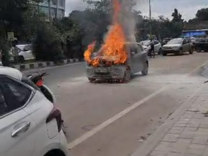 Car caught fire on the road from Vadsar Bridge to Darbar Chowk in ...