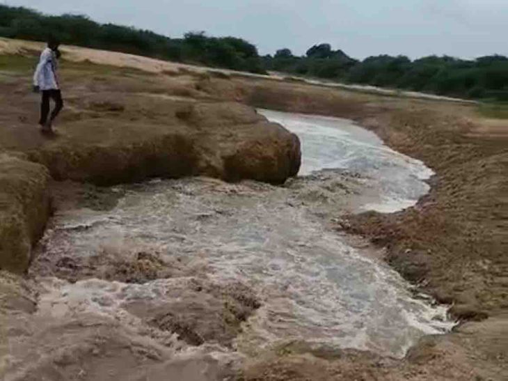 Narmada water was released in Banas and Khari | બનાસ અને ખારીમાં ...