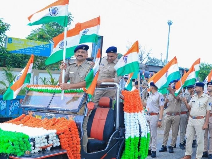 Dhanera Police organized a Tricolor Yatra in the city under the 'Ghar ...