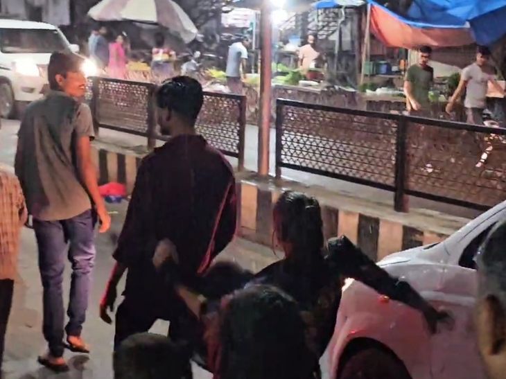 2 molested girls dare to slap and kick Nabira, video taken by mob goes ...