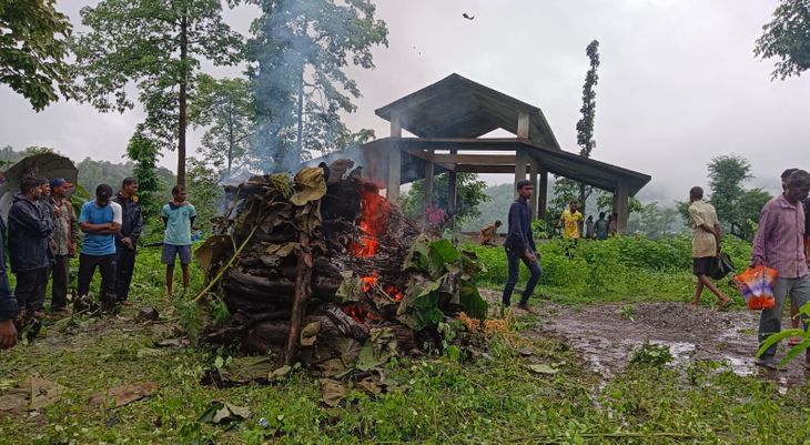 Kaprada: The final journey by water to Dharampur | ખુલ્લામાં અંતિમ ...