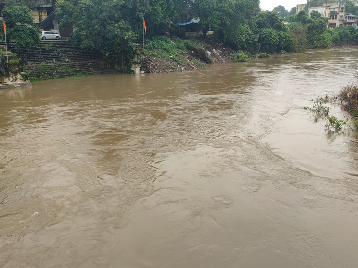 Vadodara's Vishwamitri river rises to 18 feet due to heavy rain in ...