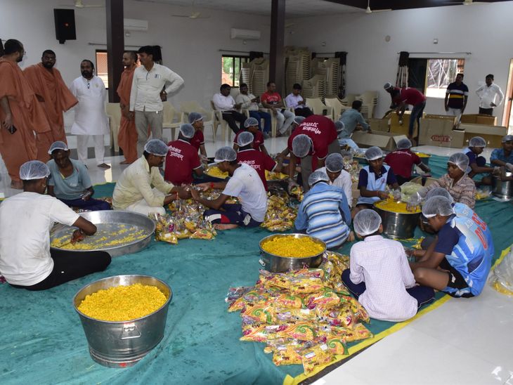Food packets from Poicha reached the flood affected people of Vadodara ...