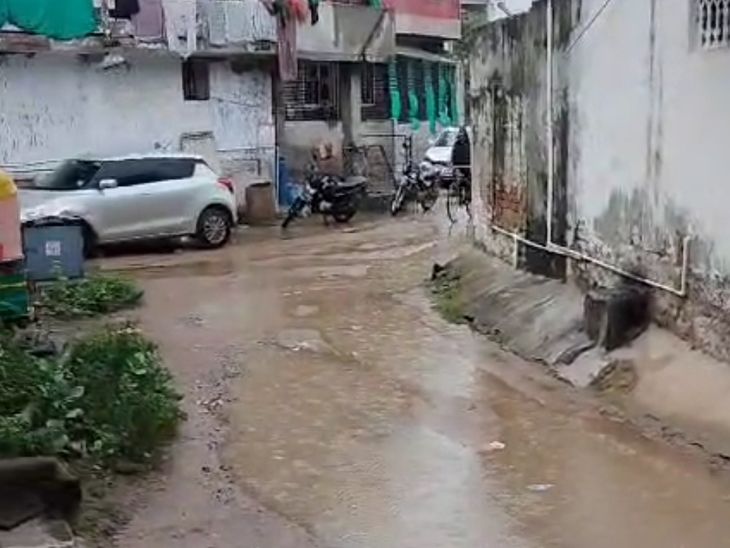 In Gandhinagar, since early morning, slow rains have arrived in many ...