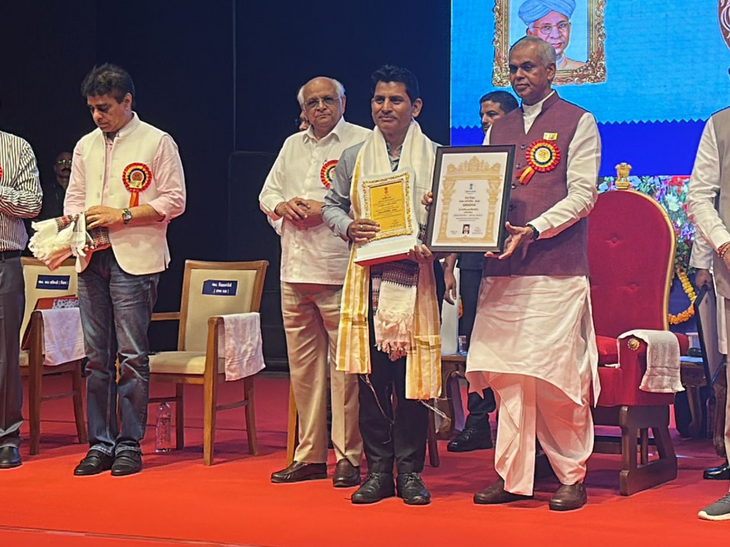 The Chief Minister honored 28 teachers of the state with the best ...