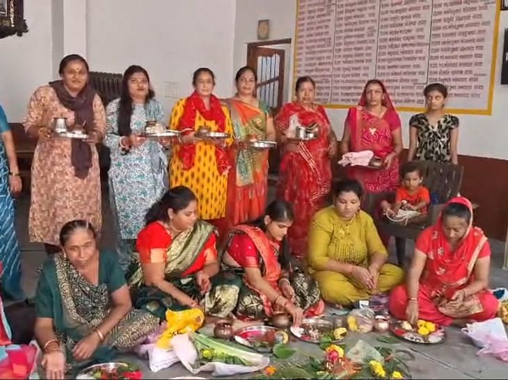 Women worshiped Kevadatrija Vrat in temples in Himmatnagar and Prantij ...