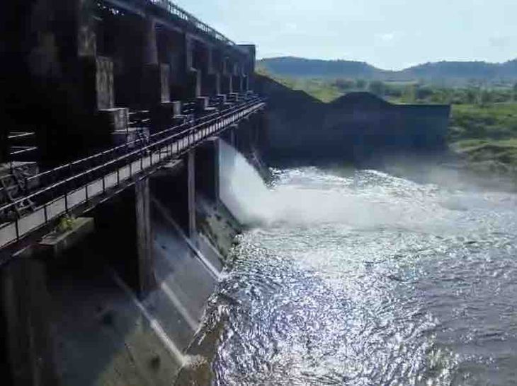 A gate of the dam was opened, five villages of Khambha and Jafarabad ...