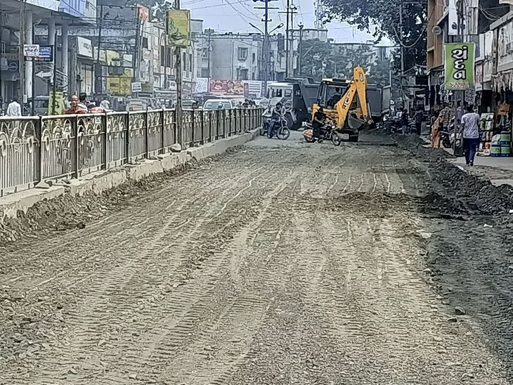Asphalt road construction of urban section started from Godhra bus stand | કામગીરી: ગોધરા બસ ...